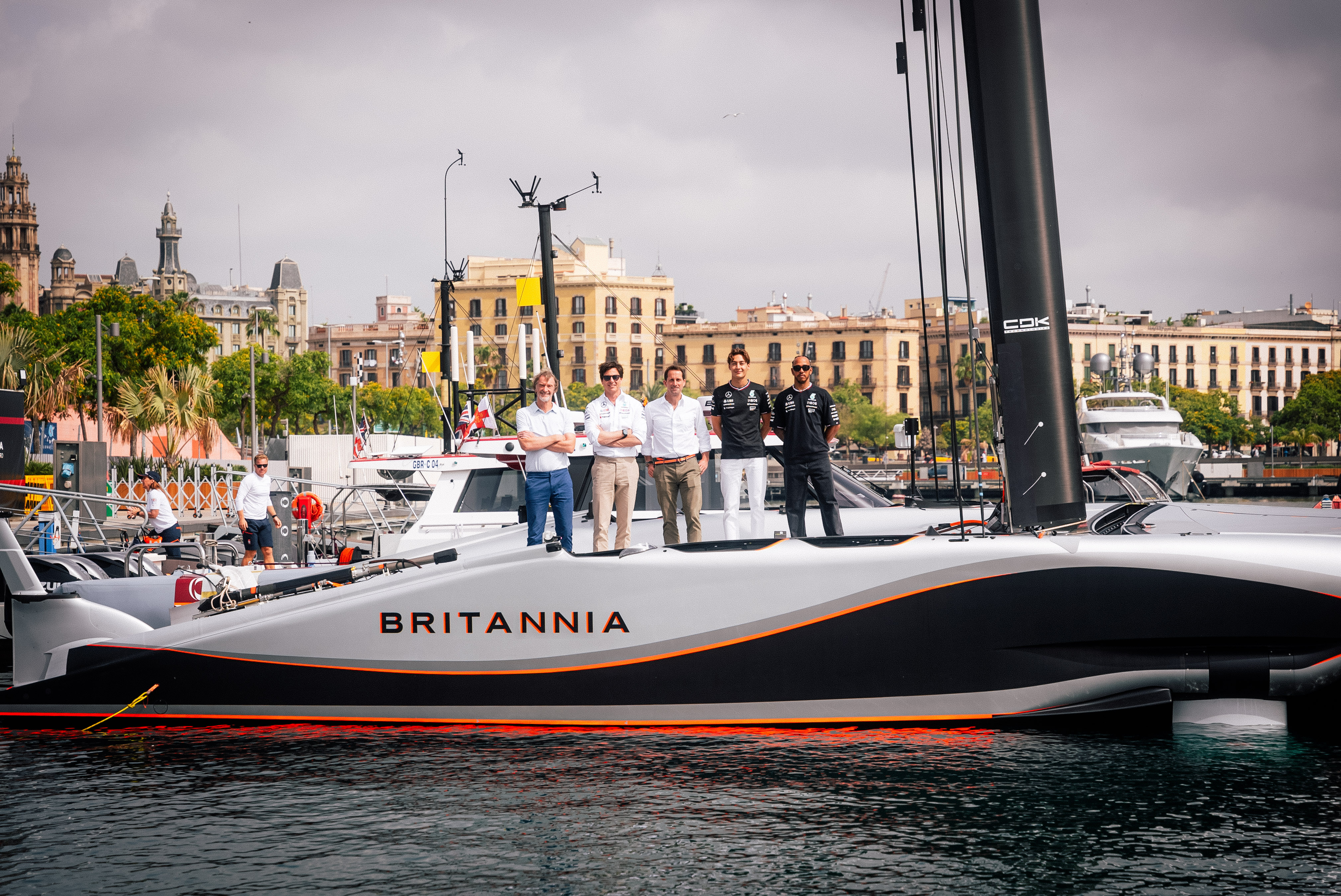 Toto Wolff, Lewis Hamilton and George Russell take flight in Barcelona ...